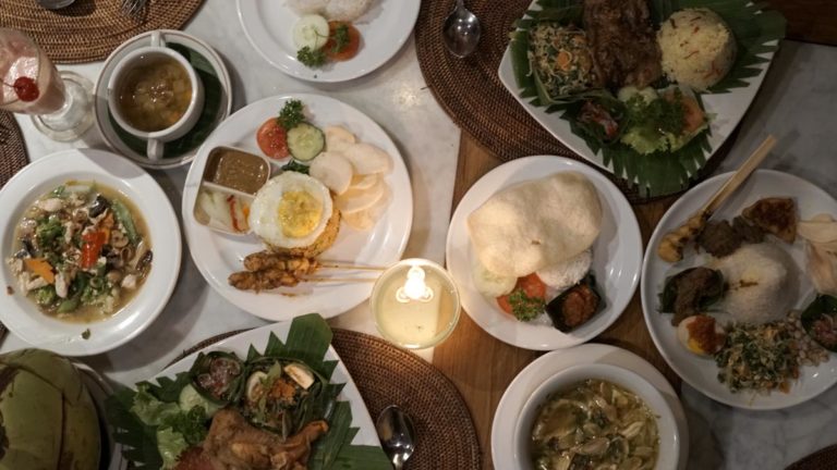 The Ultimate Bali Food Guide: 21 Things To Eat in Seminyak, Ubud and ...
