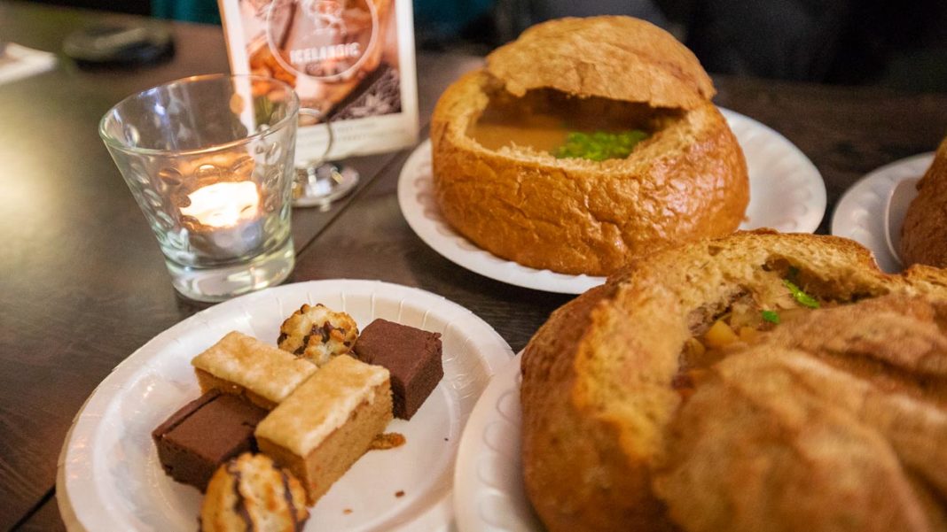 5-Day Iceland Itinerary Without A Car — Golden Circle, Northern Lights ...