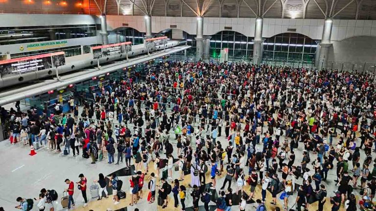 Here's Everything to Know About Using E-gates at JB Customs